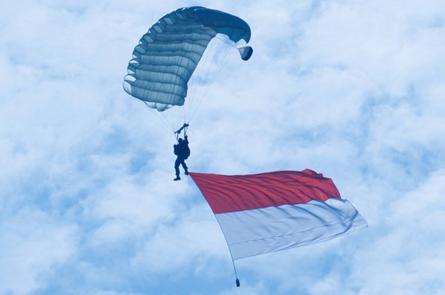 Foto: Atraksi Penerjun Payung hingga Pesawat F-16 Meriahkan HUT ke-77 ...