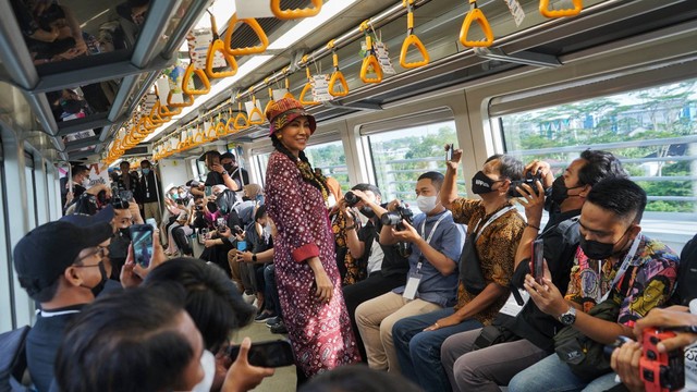 Foto: Jejak Aisyah, Fashion Show Pertama di Kereta LRT Sumsel | kumparan.com
