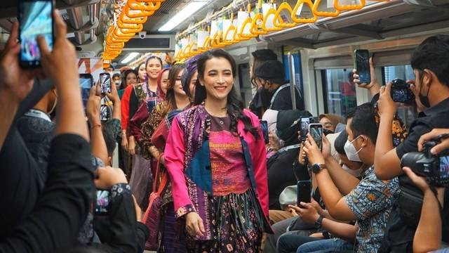 Jejak Aisyah Pukau Penumpang LRT Sumsel | kumparan.com Jejak Aisyah Pukau Penumpang LRT Sumsel | kumparan.com