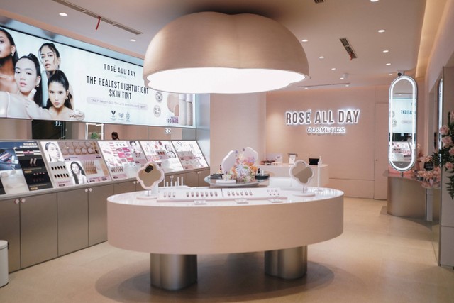 Rosé All Day Buka Flagship Store Pertama di PIM, Ini 3 Faktanya ...