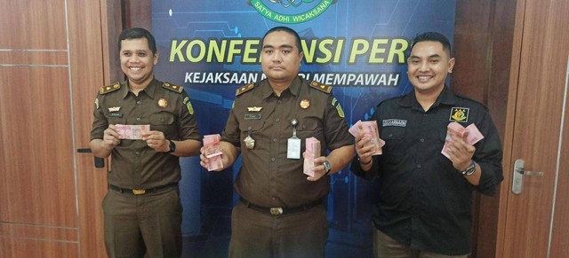 Kejari Mempawah Setor Rp 100 Juta Uang Denda dari Mafia Tanah ke Kas ... Kejari Mempawah Setor Rp 100 Juta Uang Denda dari Mafia Tanah ke Kas ...