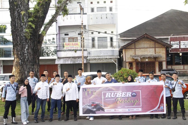 Rubero Berbagi, Rutan Bengkulu Bagikan Takjil Ke Masyarakat | kumparan.com