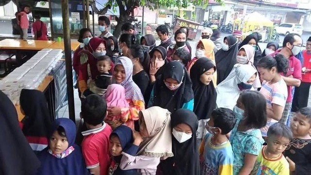 Berbagi #Berkahbersama di Rumah Makan Gratis Aditya Prayoga | kumparan.com
