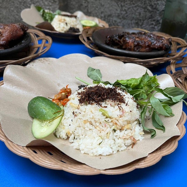 Mencicipi Bebek Asap Rojo Sambel yang Di-invest Raffi Ahmad, Empuk dan ...