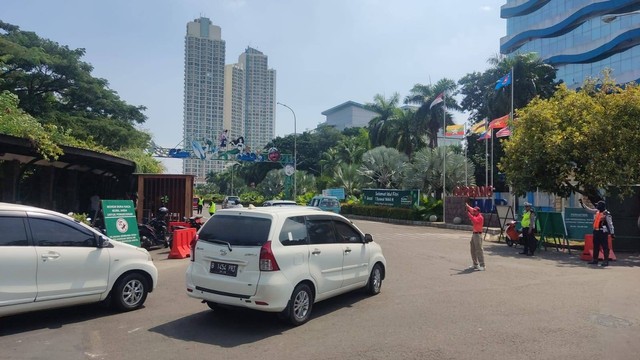 Hari Kedua Lebaran, Antrean Kendaraan Mengular di Gerbang Timur Ancol ...