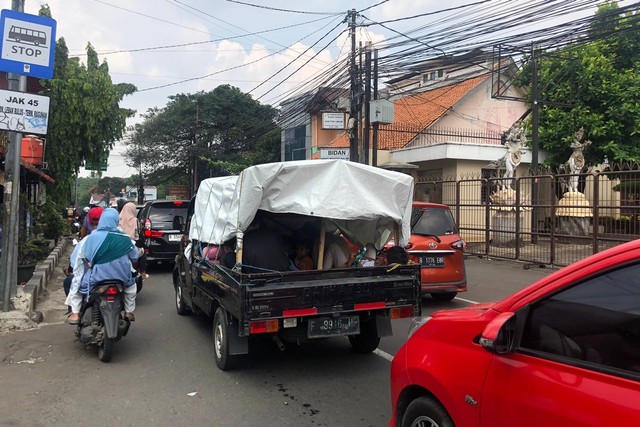 Pengunjung Serbu Ragunan di H+1 Lebaran, Polisi Tutup Akses Masuk Jl RM ...