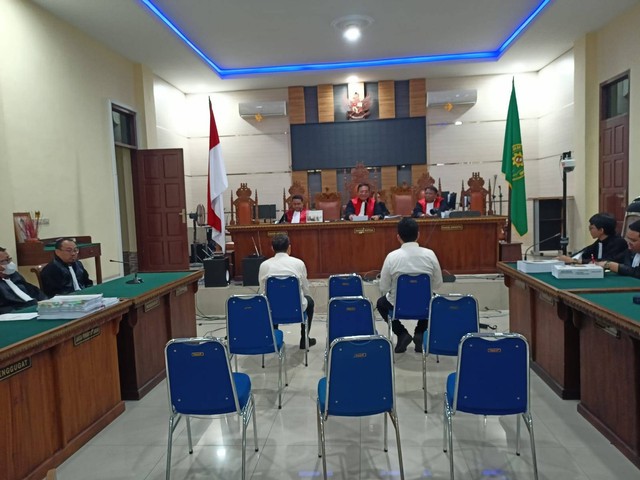 Eks Warek Unila Heryandi dan Eks Ketua Senat M Basri Dituntut 5 Tahun ... Eks Warek Unila Heryandi dan Eks Ketua Senat M Basri Dituntut 5 Tahun ...