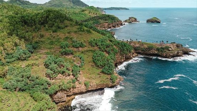 3 Daya Tarik dan Harga Tiket Masuk Pantai Sembukan yang Bernuansa ...