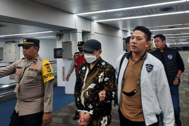 AP Hasanuddin Ditangkap Bareskrim, Ini Potretnya saat Tiba di Jakarta ...