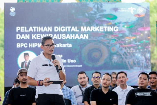 Komitmen Sandiaga Uno Tingkatkan Daya Saing UMKM di Solo Lewat Digitalisasi | kumparan.com