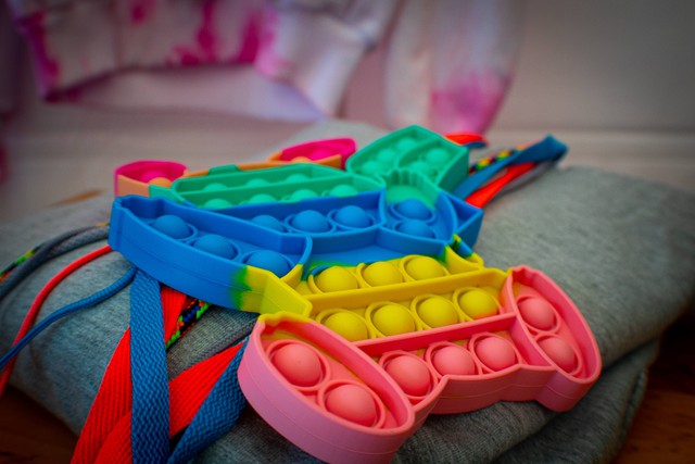 Tata Cara Main Pop It dan Manfaatnya untuk Anak | kumparan.com