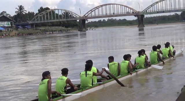 Lomba Balap Perahu di Jambi Bentrok, Ada yang Ditusuk & Dikeroyok ...