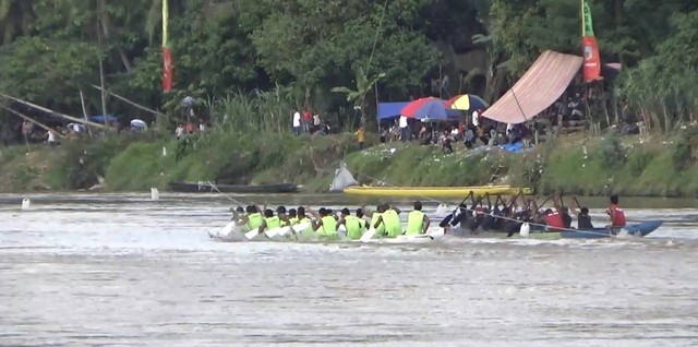 Lomba Balap Perahu di Jambi Bentrok, Ada yang Ditusuk & Dikeroyok ...