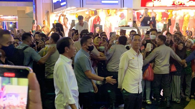 Cerita Pedagang Tanah Abang: Jokowi Beli Baju Koko Rp 200.000, Bayar Rp 300.000 | kumparan.com