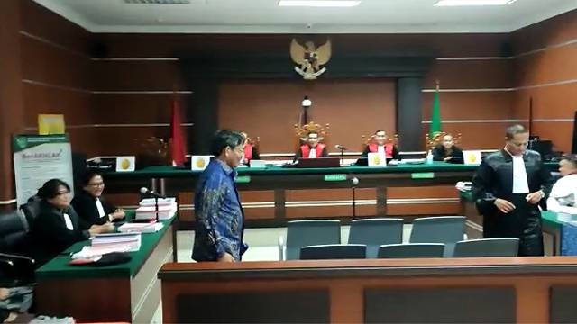 Eks Wali Kota Manado Jadi Saksi di Sidang Korupsi PDAM | kumparan.com