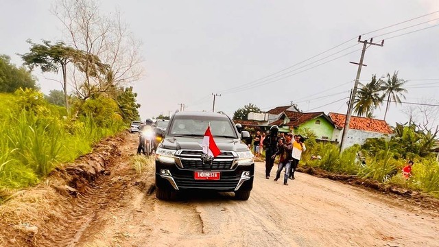 Jokowi 'Off Road' di Lampung, Ini 3 Biang Kerok Jalan Rusak Parah | kumparan.com