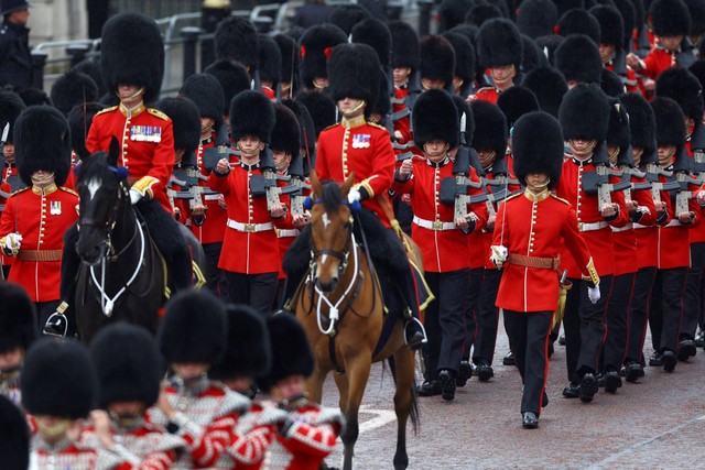 Kenapa Pasukan Penjaga Kerajaan Inggris Pakai Topi Bulu Tinggi ...