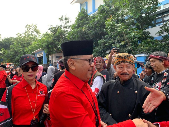 PDIP Daftarkan Bacaleg ke KPU Diiringi Defile Kebudayaan | kumparan.com