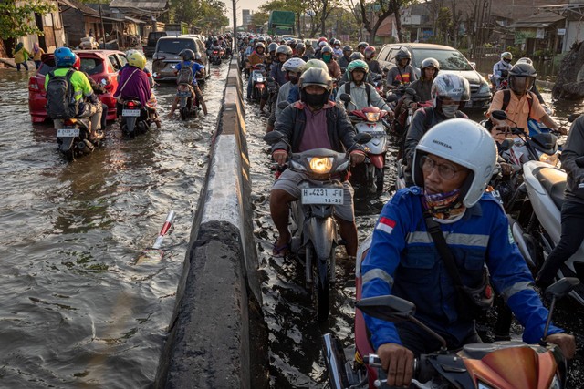 Foto: Kemacetan Jalur Pantura Demak Akibat Banjir Rob | kumparan.com