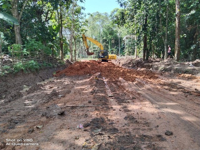 Tak Dianggarkan, Warga Perbaiki Sendiri Jalan Provinsi di Way Kanan ...