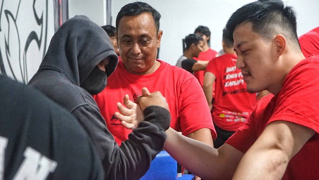 Foto: Lomba Angkat Besi dan Panco di Palembang | kumparan.com