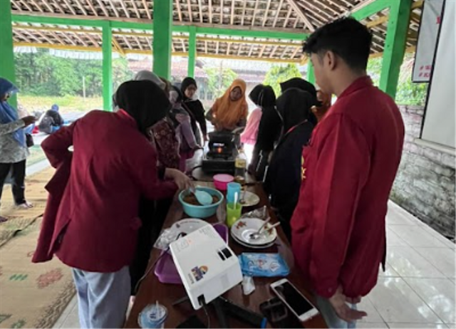 Dosen UMY Tingkatkan Nilai Produk pada UMKM Olahan Lele | kumparan.com