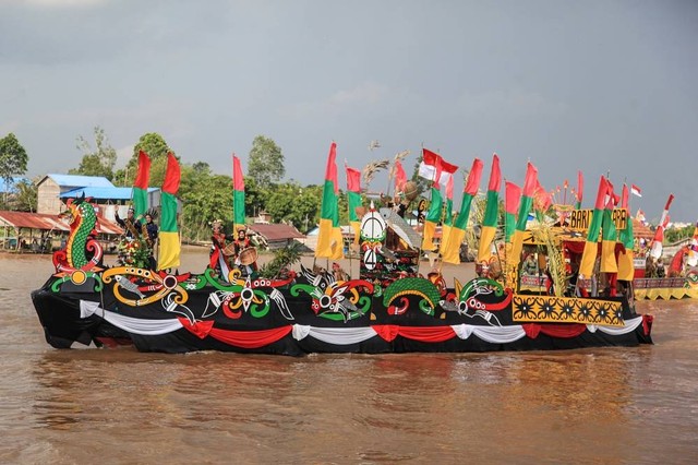 Foto: Keseruan Lomba Perahu Hias di Sungai Kahayan, Kalteng | kumparan.com