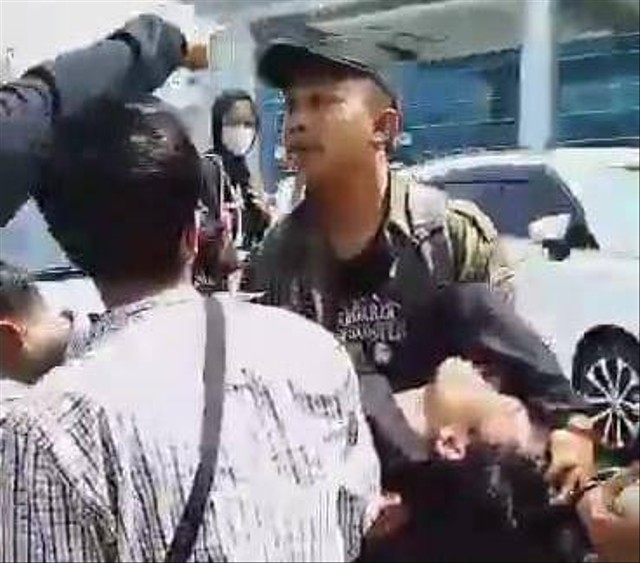 Demo UIN Raden Intan Lampung Ricuh, Satu Mahasiswa Tak Sadarkan Diri ... Demo UIN Raden Intan Lampung Ricuh, Satu Mahasiswa Tak Sadarkan Diri ...
