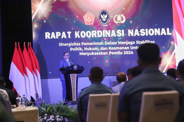 Mahfud: 8 Bulan Jelang Pemilu 2024 Indonesia Aman, TNI-Polri Harus Tetap Netral | kumparan.com