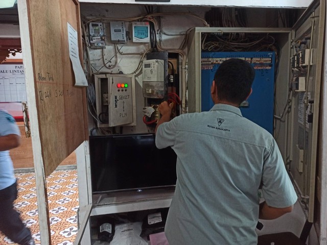 Rutan Kelas I Surakarta Rutin Lakukan Pemeliharaan Instalasi Listrik dan Genset | kumparan.com