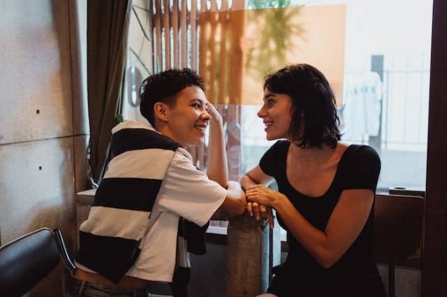 3 Topik Deep Talk Bareng Pasangan agar Hubungan Lebih Intim | kumparan.com