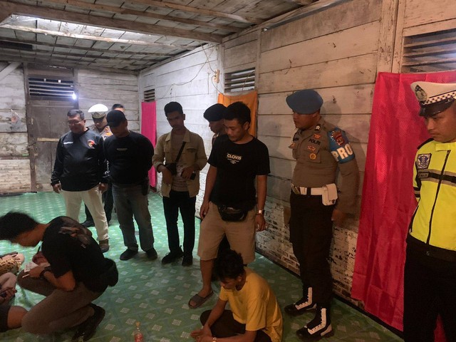 Resahkan Warga, Polisi Gerebek Diduga Tempat Prostitusi di Mesuji, Lampung | kumparan.com