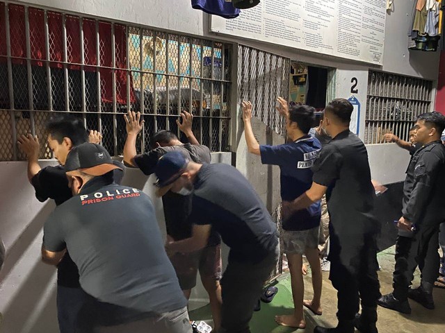 Cegah Gangguan Kamtib, Jajaran Lapas Narkotika Samarinda Geledah Kamar ... Cegah Gangguan Kamtib, Jajaran Lapas Narkotika Samarinda Geledah Kamar ...