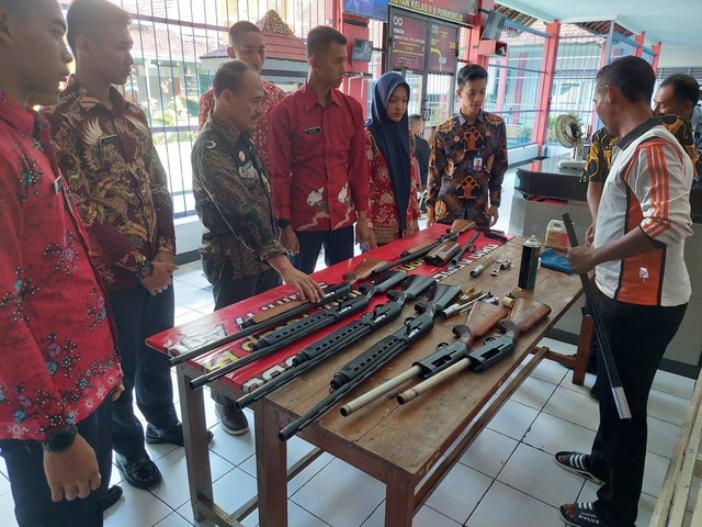 Rutan Purworejo Lakukan Perawatan dan Pemeliharaan Senjata Api Secara Rutin | kumparan.com