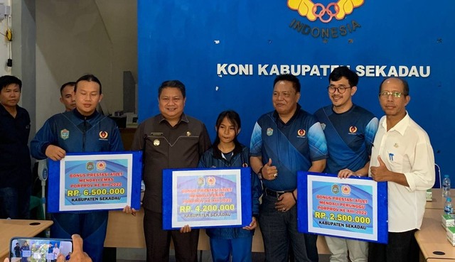 Wabup Subandrio Serahkan Bonus untuk Atlet Porprov XIII Kalbar ... Wabup Subandrio Serahkan Bonus untuk Atlet Porprov XIII Kalbar ...