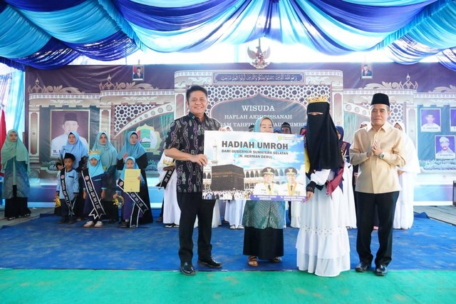 Gubernur Sumsel Hadiahi Santri Penghafal Al-Qur'an Berangkat Umrah ...