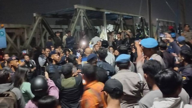 Ganjar Datangi Lokasi Kecelakaan KA Brantas: Area Steril Jadi Penuh ... Ganjar Datangi Lokasi Kecelakaan KA Brantas: Area Steril Jadi Penuh ...