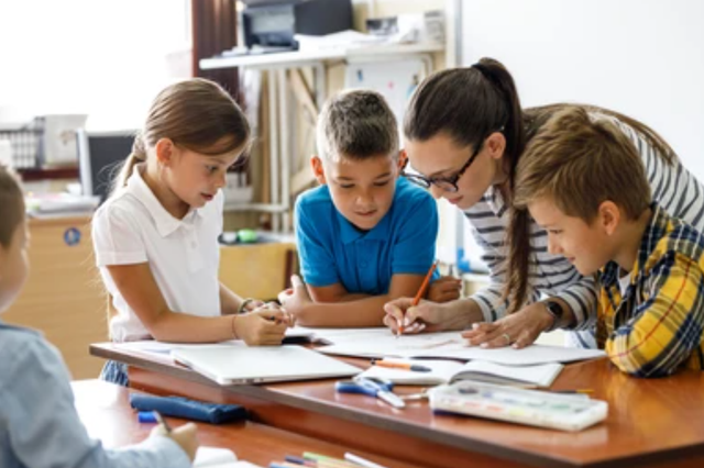 Guru yang Berkualitas: Pilar Utama Pendidikan yang Sukses | kumparan.com