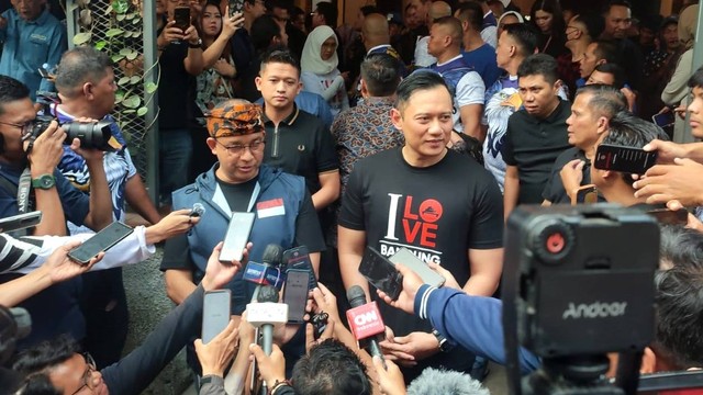 Anies dan AHY Kompak Blusukan ke Bandung, Sinyal Kuat Jadi Capres-Cawapres? | kumparan.com