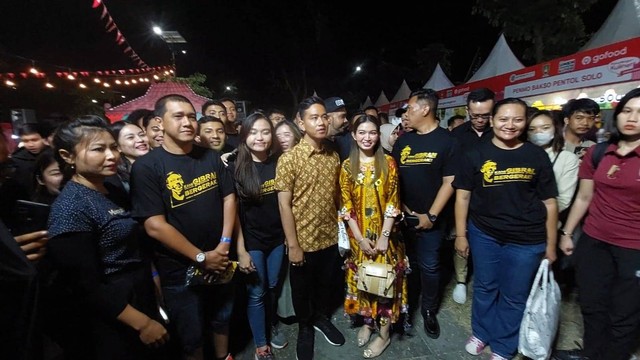Gibran: Saya Temani Pak Ganjar Sampai 23.00 WIB, Temui Relawan Hanya 10 Detik | kumparan.com