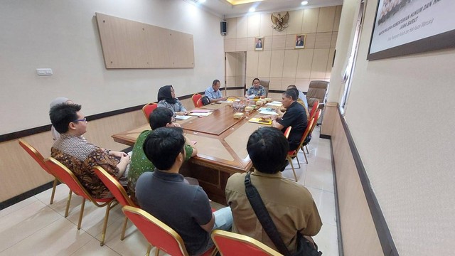 Kanwil Kemenkumham Jabar Verifikasi Permohonan Pewarganegaraan 5 Orang WNA | kumparan.com