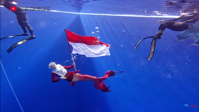 Kenakan Kostum Mermaid, Ria Ricis Kibarkan Bendera Merah Putih di Dalam ...