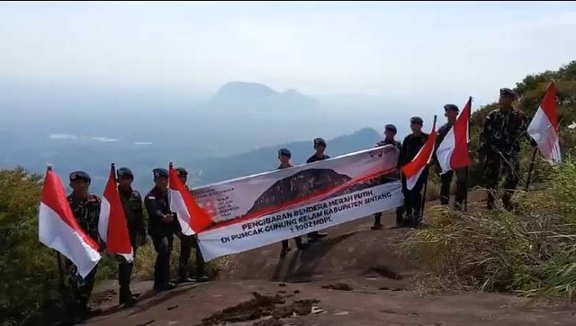 Batalyon C Pelopor Brimob Polda Kalbar Kibarkan Bendera di Puncak Gunung Kelam | kumparan.com