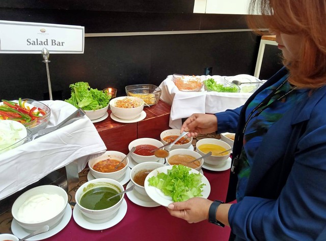 Unik, Hotel Ini Meracik Menu Salad Pakai Bumbu Pecel | kumparan.com