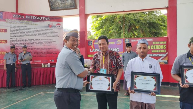 Lapas Batang Berikan Penghargaan Kepada Zig Zag Studio | kumparan.com Lapas Batang Berikan Penghargaan Kepada Zig Zag Studio | kumparan.com