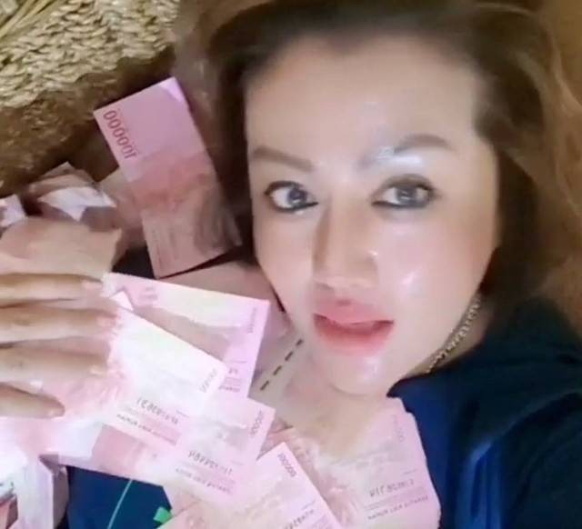 Pejabat BUMD di Cianjur yang Flexing Duit Punya Usaha Rentenir 'Bank Emok' | kumparan.com