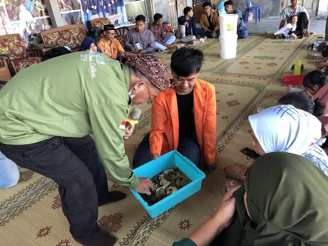 Mengatasi Sampah Rumah Tangga dengan Metode Ember Tumpuk | kumparan.com