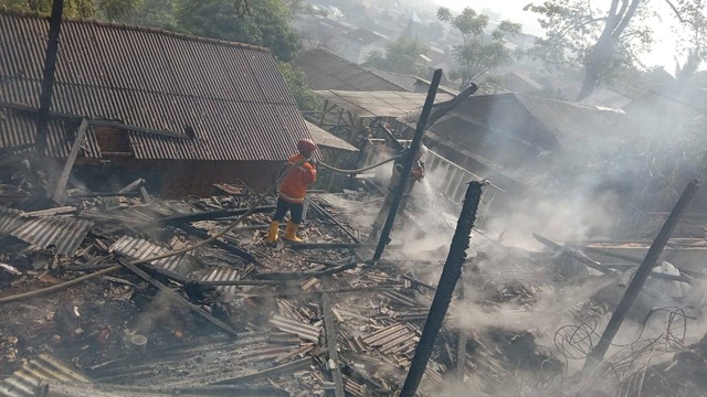 2 Rumah di Bandar Lampung Hangus Terbakar, 2 Orang Alami Luka Bakar | kumparan.com
