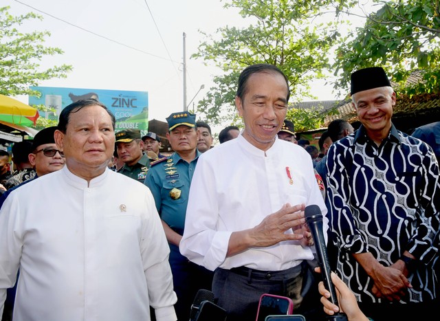 Jokowi soal Beri Jempol ke Prabowo-Ganjar: Dikit-dikit Kode | kumparan.com