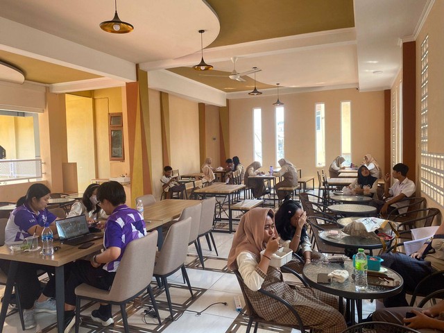 Mengunjungi Student Corner SMA YP Unila: Cafe Pertama di Area Sekolah ...